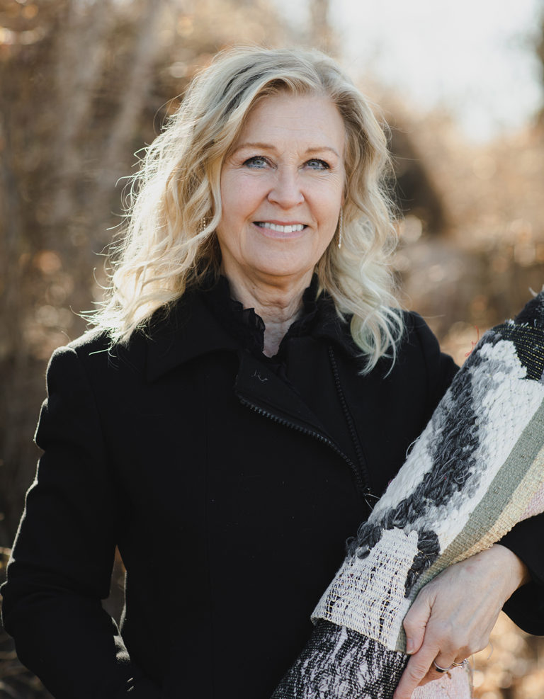 Hon väver bilder och romaner - Auris