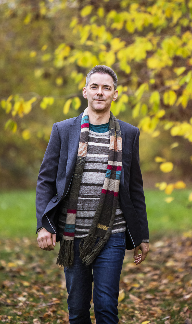 Han hittade inga böcker om hörselskadade – skrev en själv - Auris